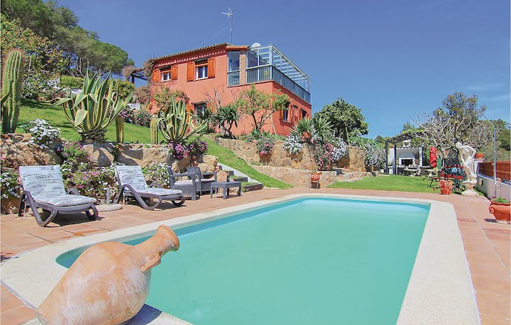 Beautiful Apartment In Palamós - Palamós