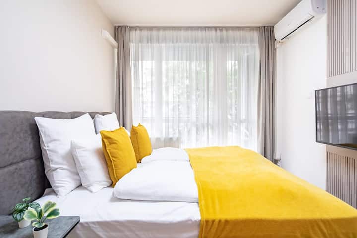 Central - Green With Balcony - Relaxing Sleep - Sziget Festival