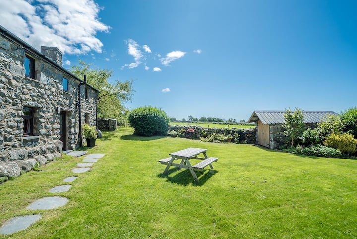 Y-felin | 17th Century Cottage With Hot Tub - Tal-y-bont