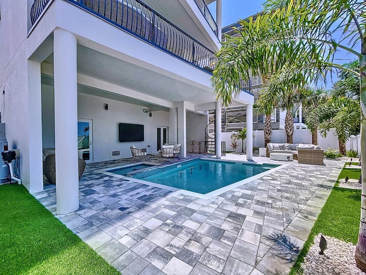 Beach One: Style Meets The Shore W/ Pool And Spa - Treasure Island, FL