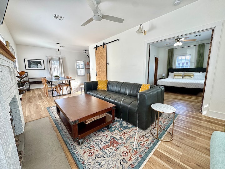 Newly Renovated W/ Large Walk-in Shower + W/d - Sedgwick County Zoo, Wichita