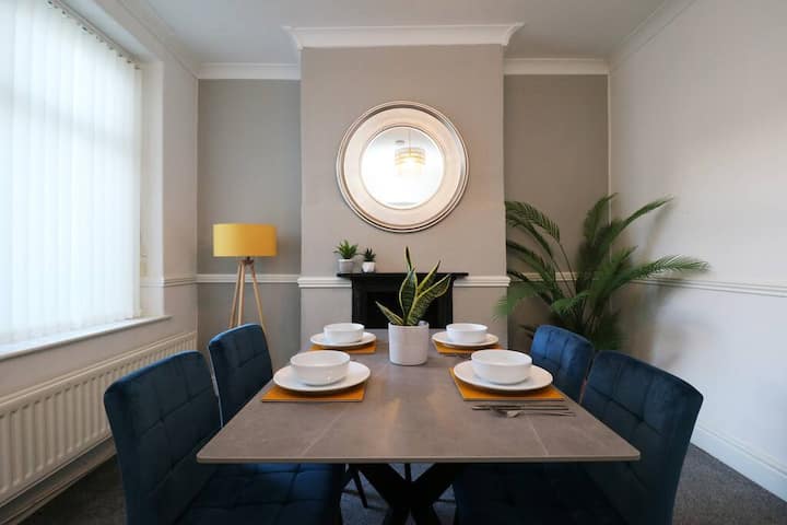 2 Bedroom Characterful House - Free Street Parking - University of Cumbria in Lancaster