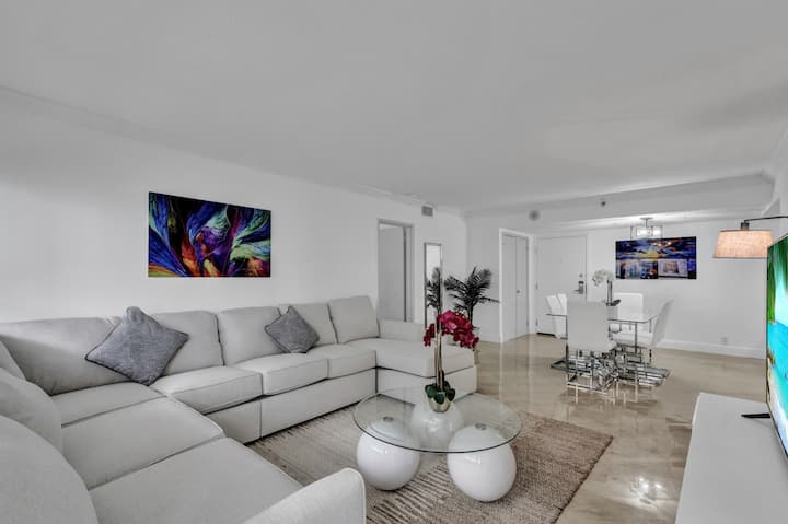 Cozy Ocean View Condo With Beach Service 1015 - Miami Beach, FL