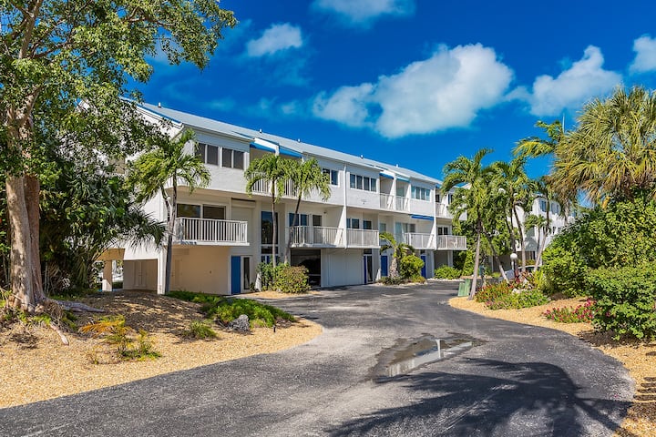 Dolphin Cove~ Charming Waterfront Townhome W Pool - Marathon, FL