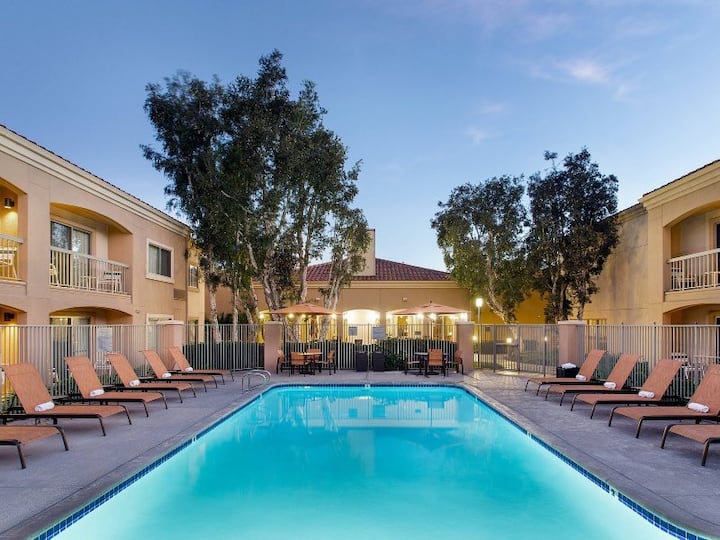 Great Stay In Camarillo! Pool, Pets Allowed! - Camarillo, CA