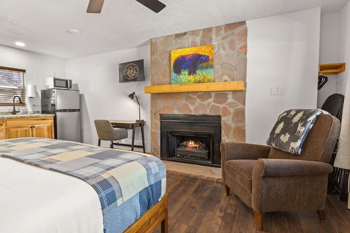 Cabin 14 - King Bed, Hotel-style Unit - Estes Park, CO