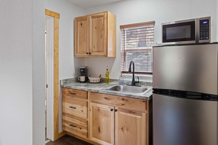 Cabin16 - King Bed, Kitchenette & Bath - Estes Park, CO