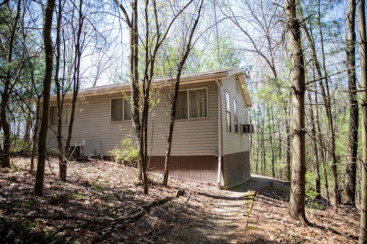 Dogwood Cottage, Hot Tub, Wifi, Pet Free - Cambridge, OH
