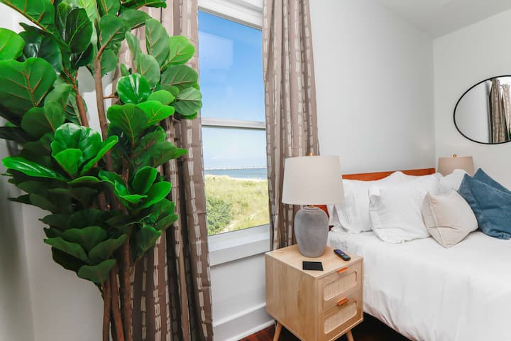 Sojourn | Beach Front Escape | 3 Br - Norfolk, VA