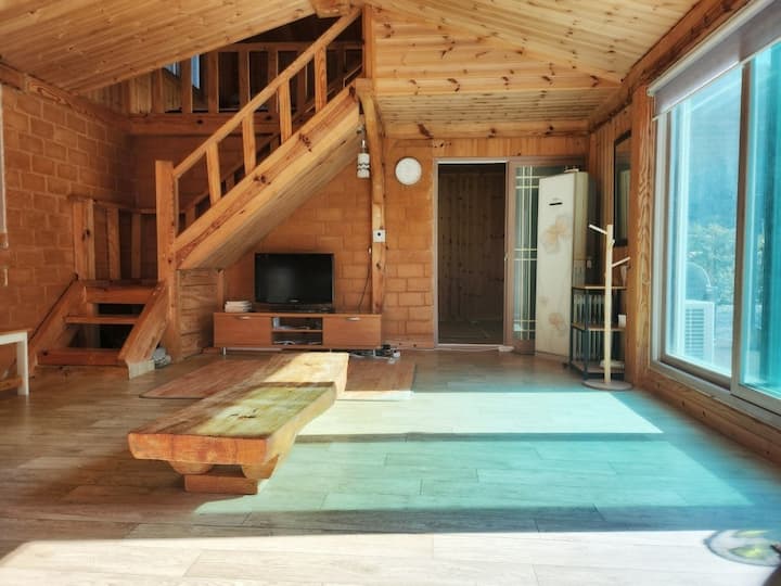 계곡에 위치하며 자연친화적인 공간의  독채 - South Korea