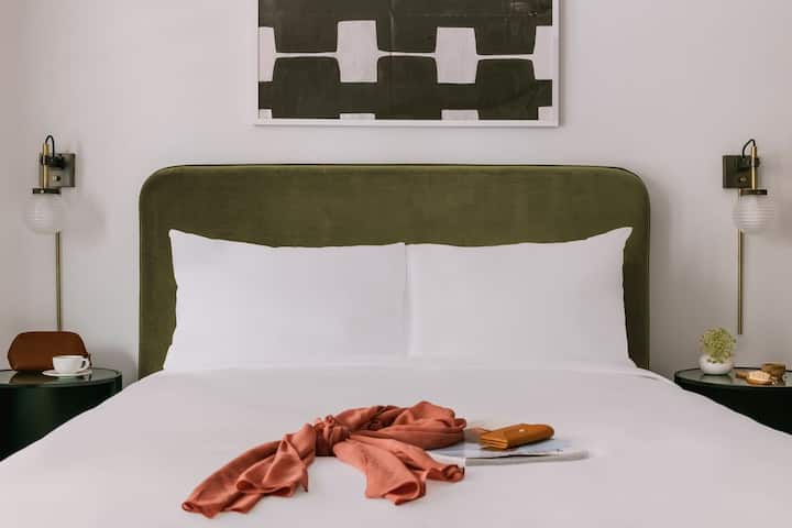 Sonder Arlo | Small Queen Studio Apartment - Gatineau