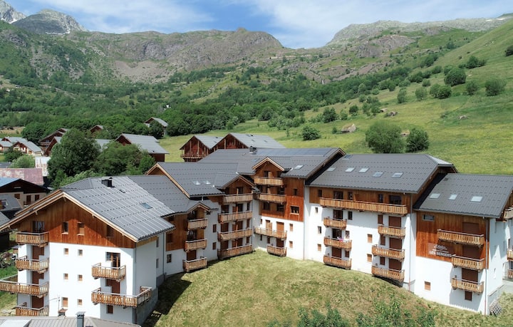 Sleeps 5! Mountain Escape + Pool & Wi-fi Access! - Saint-Sorlin-d'Arves