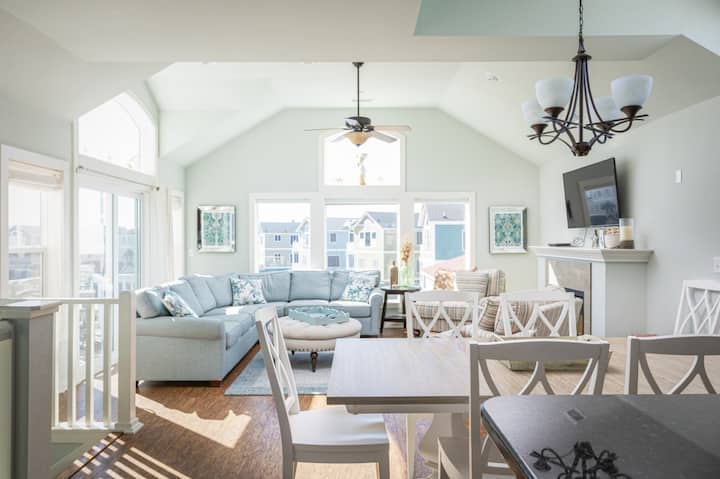 Tranquil Sunrises, Pool & Boardwalk Walk To Beach! - Corolla, NC
