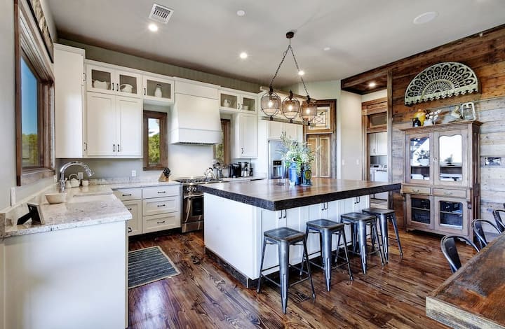 Peaceful Farmhouse W/ Huge View, Pool, Hot Tub - Wimberley, TX