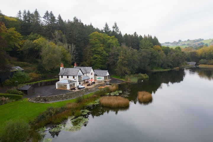Stunning Lakeside House With Hot Tub And Fishing - Brecon