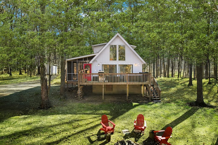Hot Tub, Firepit, Large Yard, Screened Porch, Wifi - Berkeley Springs, WV