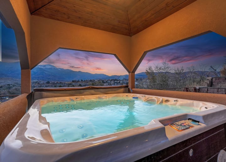 Highland Heights! Luxe Mountain Views W/ Hot Tub - Colorado Springs, CO