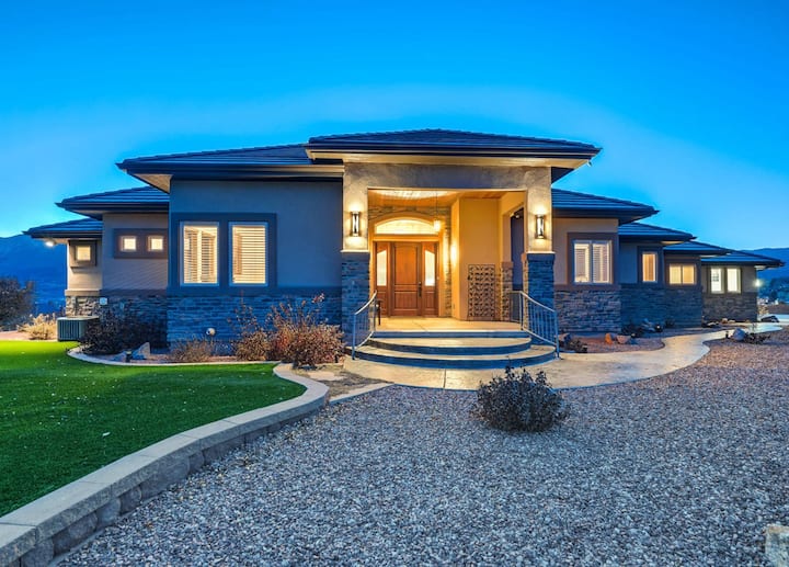 Highland Heights! Luxe Mountain Estate W/ Hot Tub - Colorado Springs, CO