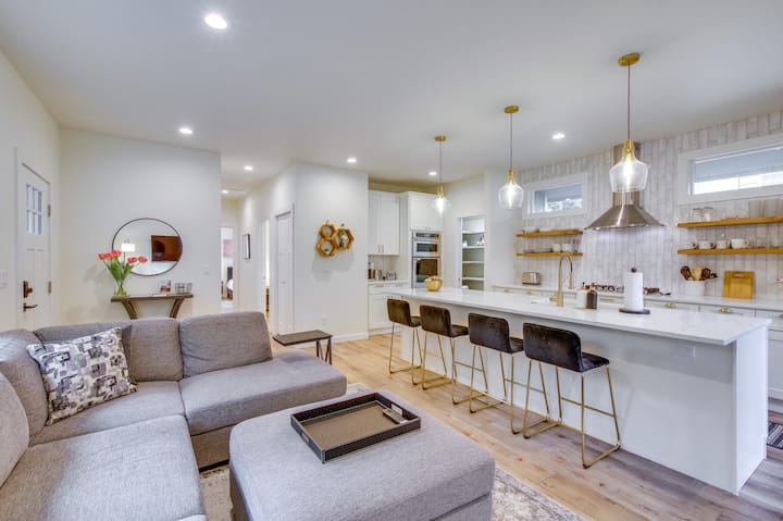 Modern Kirkland Home W/ Private Yard & Fire Pit! - Kirkland, WA