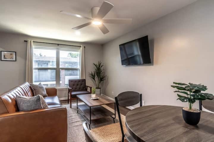 #3 Montrose 1br Apt W Parking And Fast Internet - Houston Rodeo & Livestock Parade