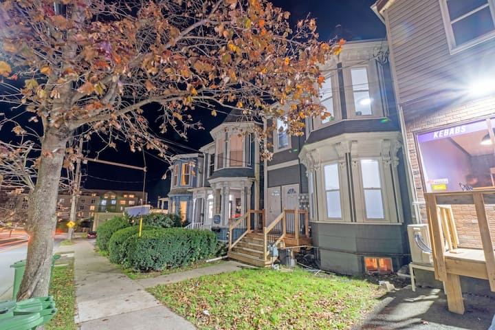 Spacious Urban Gem ~ Steps From The Pier ~ Parking - Halifax