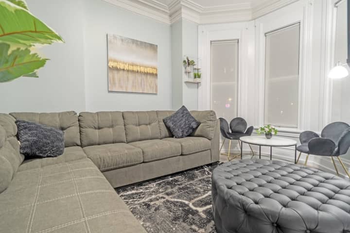 Spacious Urban Gem ~ Steps From The Pier ~ Parking - Halifax, NS, Canadá