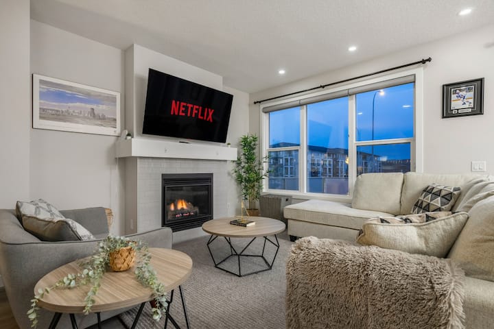 Fireplace Home, California King, 2 Living Rooms - 캘거리