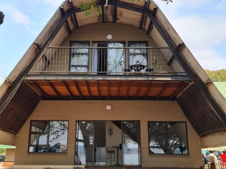 Superior Queen With Balcony And Dam View - Thohoyandou