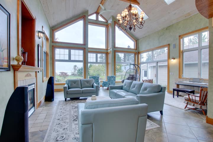 Lakefront Algoma Home W/ Deck, Grill & Fireplace - Door County, WI