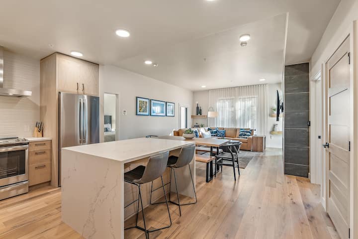Cozy Condo | Fireplace And Private Balcony - Donnelly, ID