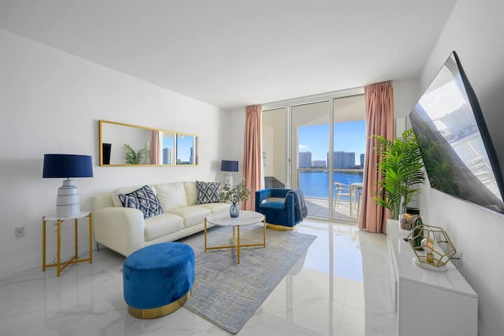 Stylish, Classy Bayfront View Apt | Walk To Beach - Sunny Isles Beach, FL