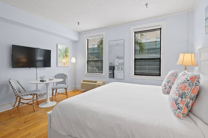 Offer/stepstobeach/dining/pool/cozycovestudio - Palm Beach, FL