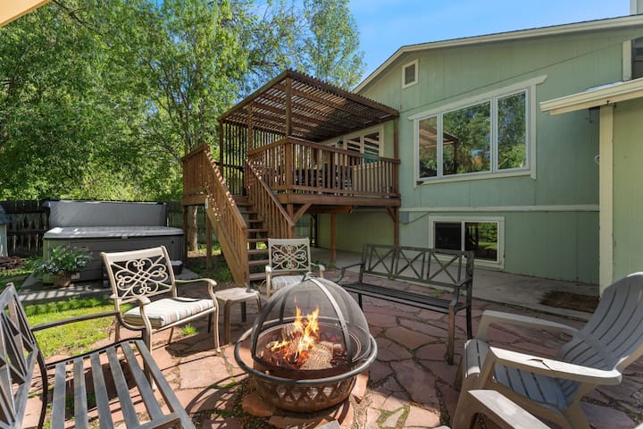 Family-friendly Home Near Trails W/ Yard & Hot Tub - Fort Collins, CO