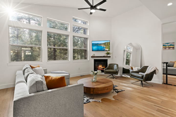 Modern Family Getaway | Hot Tub + Pet-friendly - Truckee