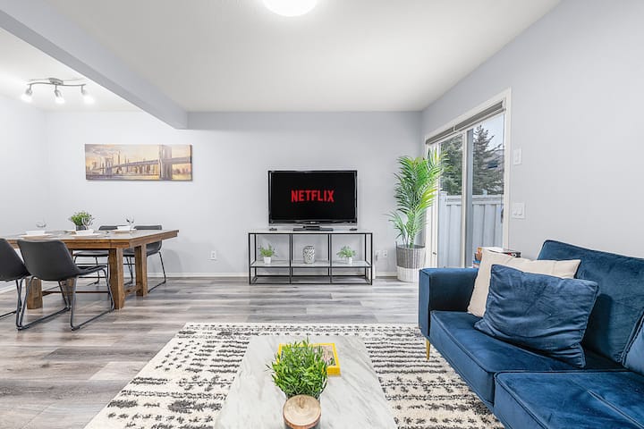 Large 4br » Central Ac » Near Henday » King Bed - Edmonton