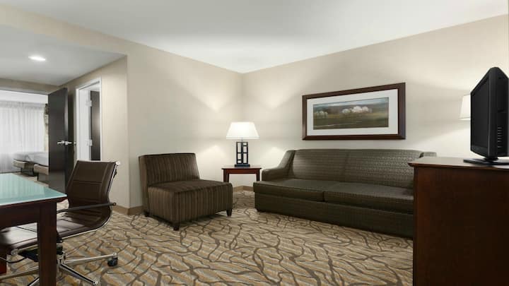 2-bedroom Hotel Suite - 3 Beds - Williamsburg, VA