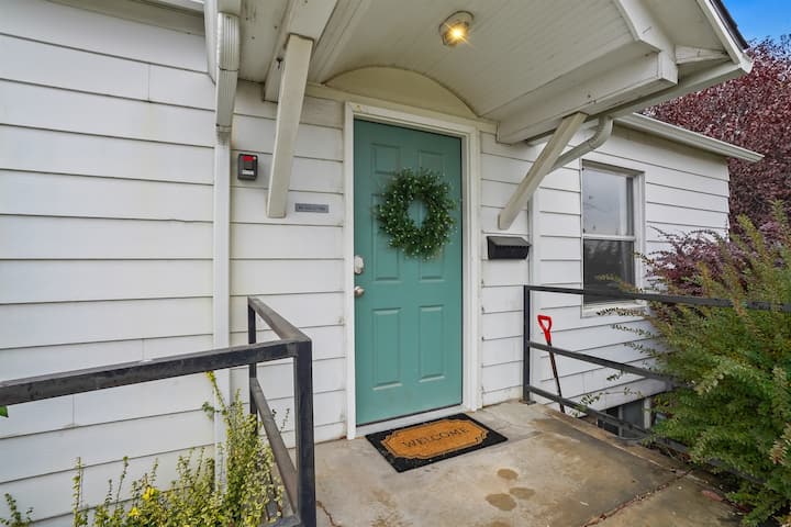 Whitetail Bungalow | Walk To Downtown Nampa | King - Lake Lowell, ID