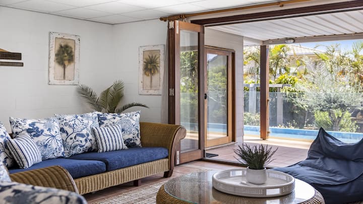 Victoria's Poolside - Stylish Beachside Apartment - 에메랄드 비치