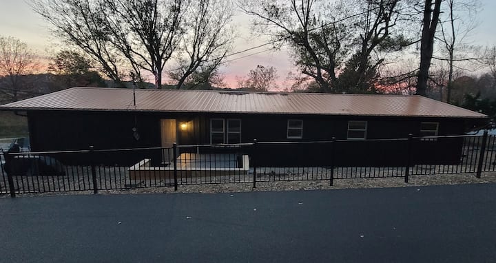 Onyx Outpost (13 Min To Old Man’s Cave) - Logan, OH