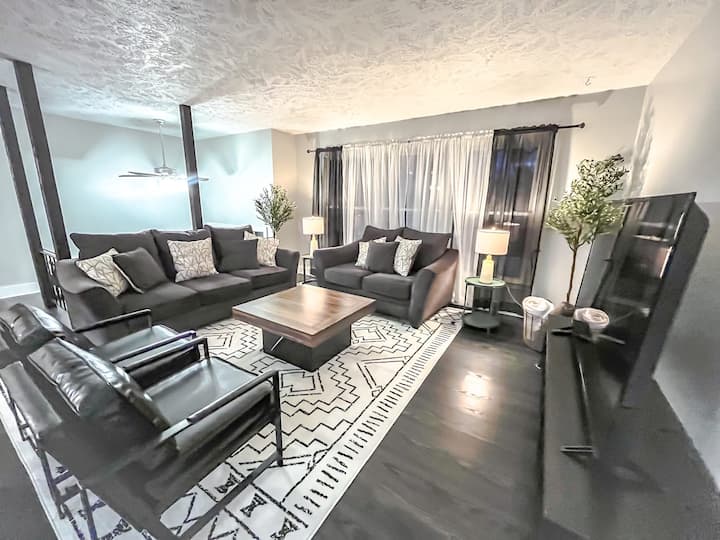 Cozy & Sleek 3 Bd 3 B Sleeps 8 - Omaha