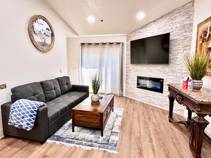 Lux 2br/2ba Condo Near Strip W/pool, Gym, Laundry - Las Vegas