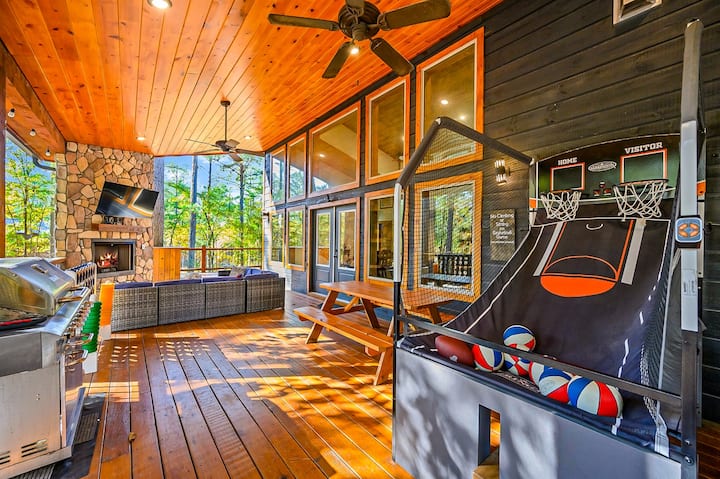 2-acre Retreat | King Beds, Bunks, Hot Tub & Games - Broken Bow, OK