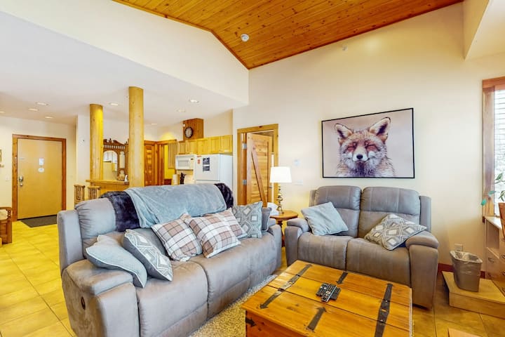 3br Condo Near Lifts With Hot Tub, Fireplace, Bbq - Big White Ski Resort, BC