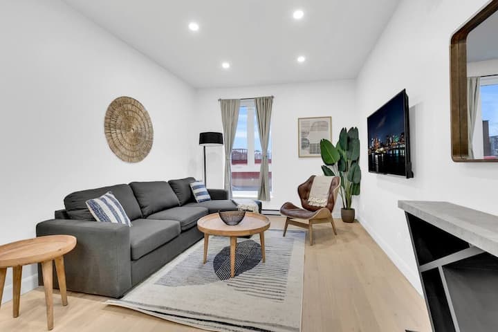 Large Renovated 1 Bedroom, King Bed, Sleep 4 - Montreal
