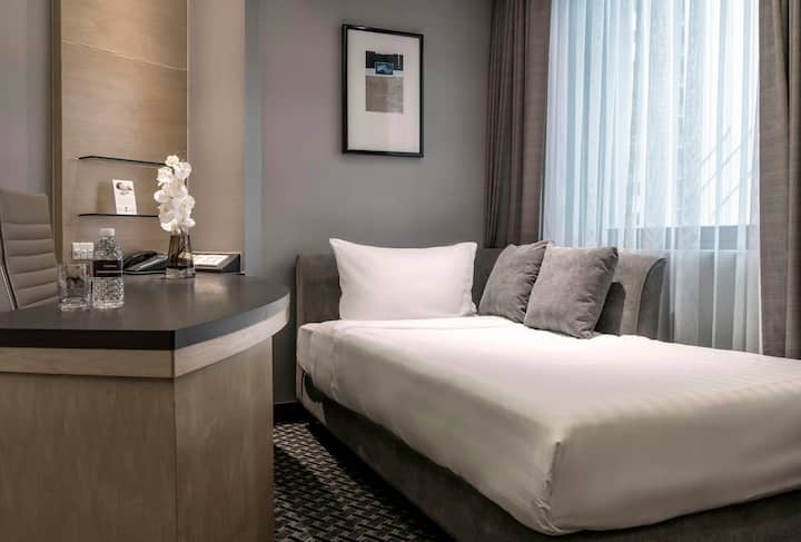 Central And Spacious Deluxe Queen Room In Cbd - Singapur