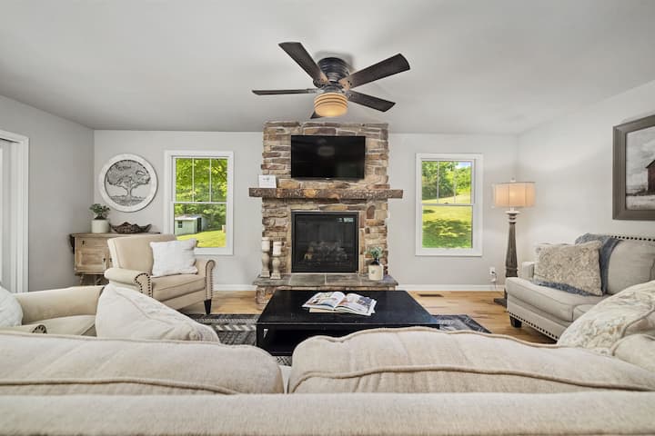 Family-friendly 3br Home W/ Bunk Room & Yard - Illinois