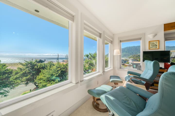 Ocean & Mountain Views-a Short Stroll To The Beach - Manzanita, OR