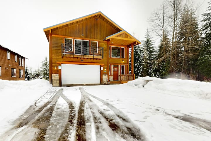3br All-season Cabin With Deck - Walk To The Lifts - Snoqualmie Pass, WA