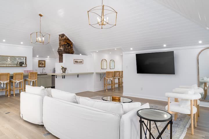 Everett Estate | Suite #11 - King Bed Studio Apt. - Wintergreen, VA