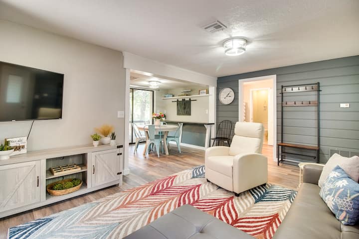 Deck + Dock Access: Lakefront Grove Cabin! - Grove, OK